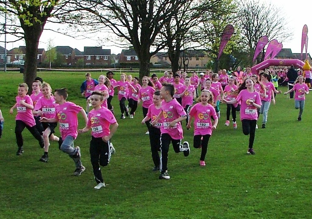 Hundreds of kids have fun on the run - Paisley Scotland