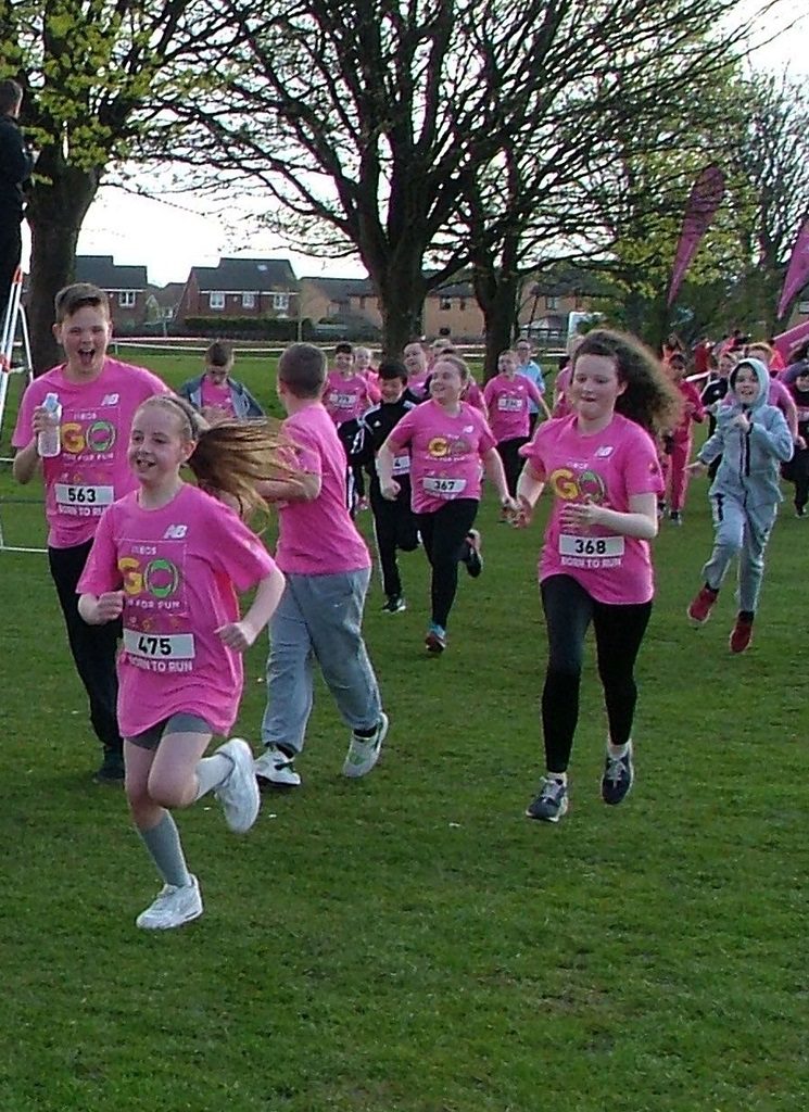 Hundreds of kids have fun on the run - Paisley Scotland