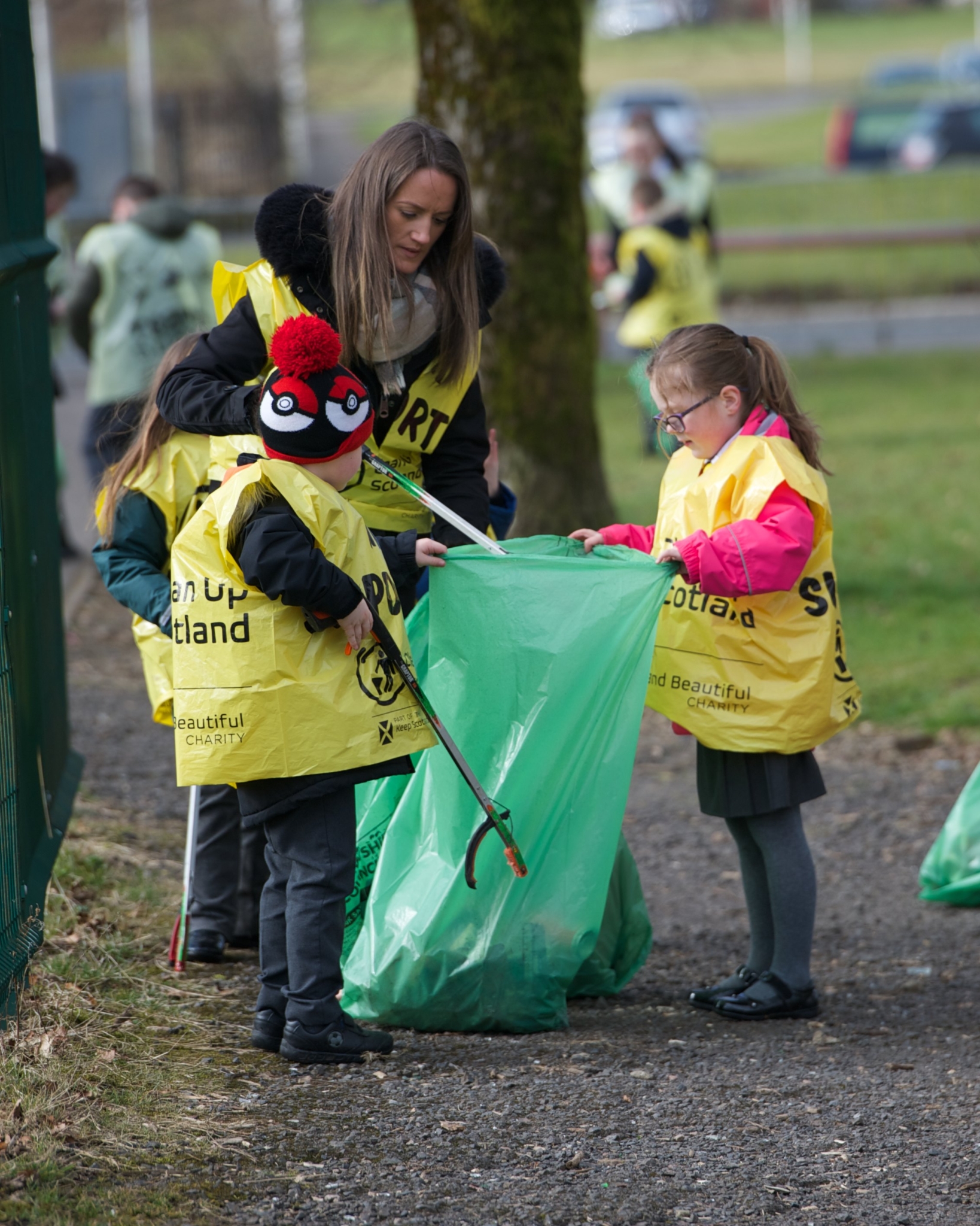 Local community Team Up to Clean Up in Johnstone - Paisley Scotland